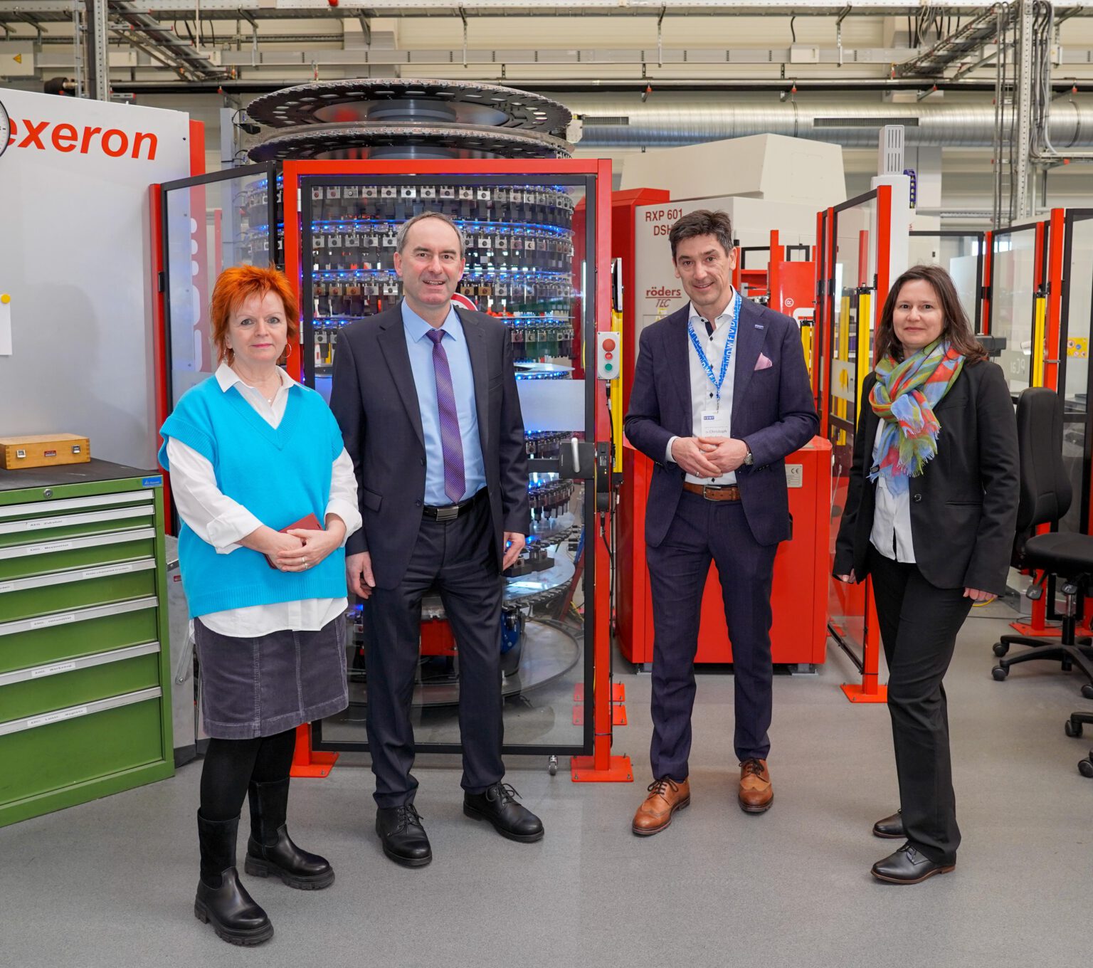 Runder Tisch mit Werkzeug und Formenbau – Barbara Fuchs